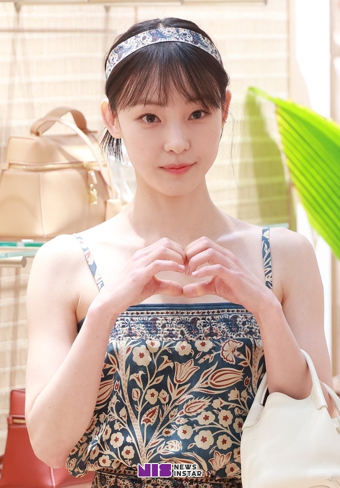 [포토인스타] 전소니, 하트와 눈맞춤 (로로피아나 '24 리조트 컬렉션' 포토콜) - Kollo